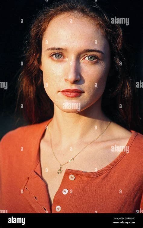 Deborah Kaufmann Deutsche Schauspielerin Bei Einem Outdoor Fotoshooting In Einem Park