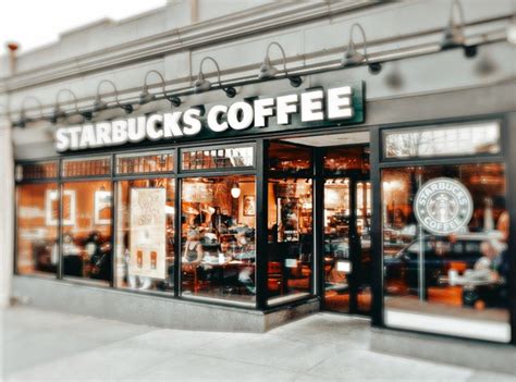 Starbucks Store Front With Outdoor Seating Starbucks Storefront Design Starbucks Shop Front