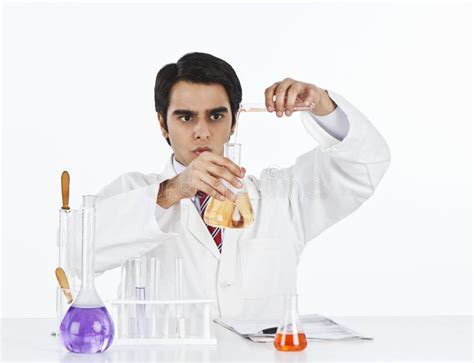 Científico Que Hace El Experimento Científico En Un Laboratorio Foto De