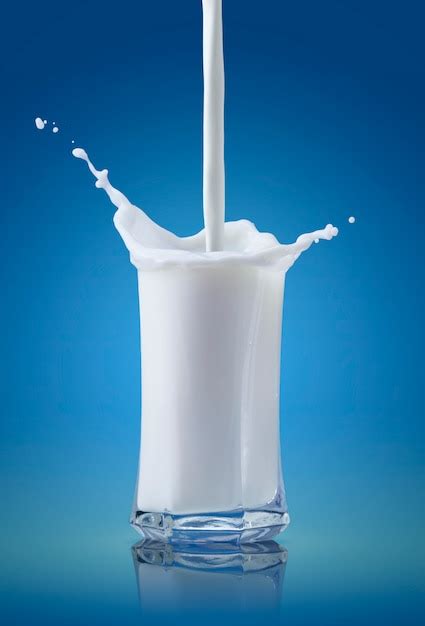 Premium Photo Milk Pouring Splash