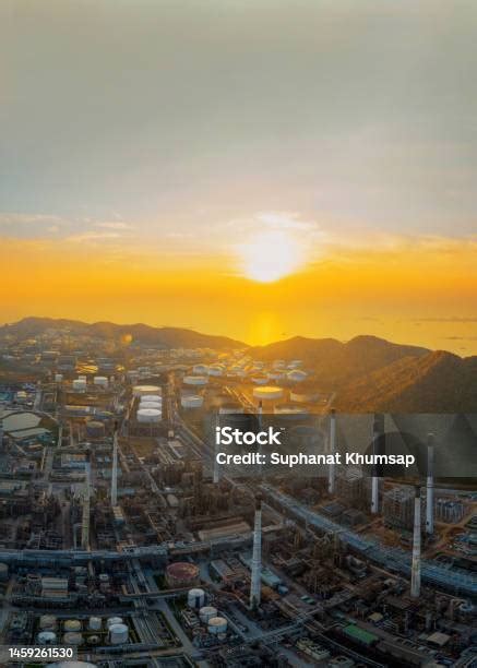 정유 공장 가스 화학 장비 금지 수입 수출 개념 원유 정유 공장 강철 펌프 파이프 라인 및 굴뚝 및 냉각탑 화학 또는 석유 화학 공장 공장 산업 0명에 대한 스톡 사진 및