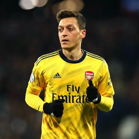 Ozil Praying Before Match Arsenal