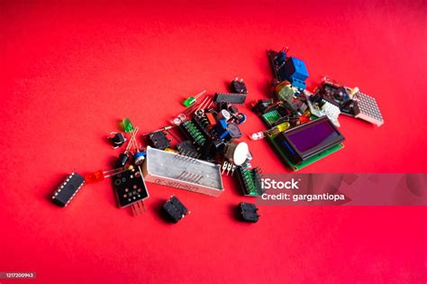 빨간색 배경 상단보기를 통해 마이크로 전자 아두 이노 Diy 구성 요소 0명에 대한 스톡 사진 및 기타 이미지 0명
