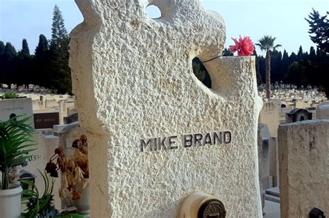 מייק ברנט במוזיאון חיפה • אוסף פריטי הזמר האגדי נתרם עי המשפחה חי פֹּה תאגיד החדשות של חיפה