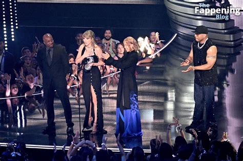 Taylor Swift Flaunts Her Sexy Legs And Cleavage At The Mtv Video Music