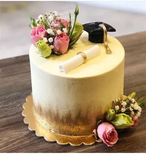 Torta De Graduación Con Flores Y Birrete