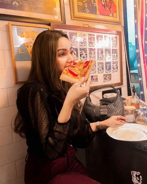 Pose Cantik Afnan Feby Teman Dekat Rizky Irmansyah Yang Hobi Makan Dessert