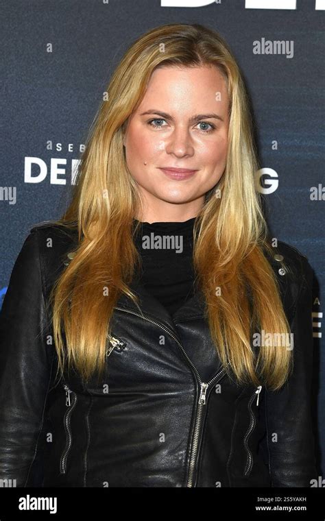 Kara Edenberg Bei „der Heimweg“ Film Premiere Am 14 01 2025 In Berlin