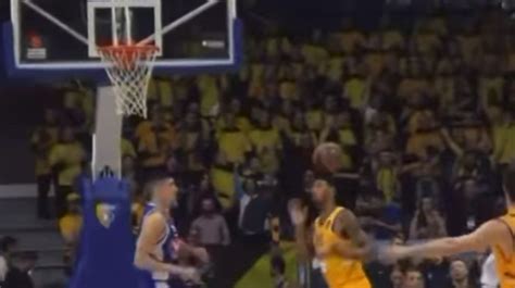 Básquetbol Mirá Un Insólito Doble De Cabeza En Un Partido De La Euroliga