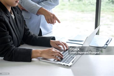 비즈니스우먼 리더 팀 컨퍼런스 회의 프레젠테이션에서 파트너 재무 및 회계 개념과의 비즈니스 만들기 대화 및 비즈니스 전략 기획에 대한 프레젠테이션 경영자에 대한 스톡 사진