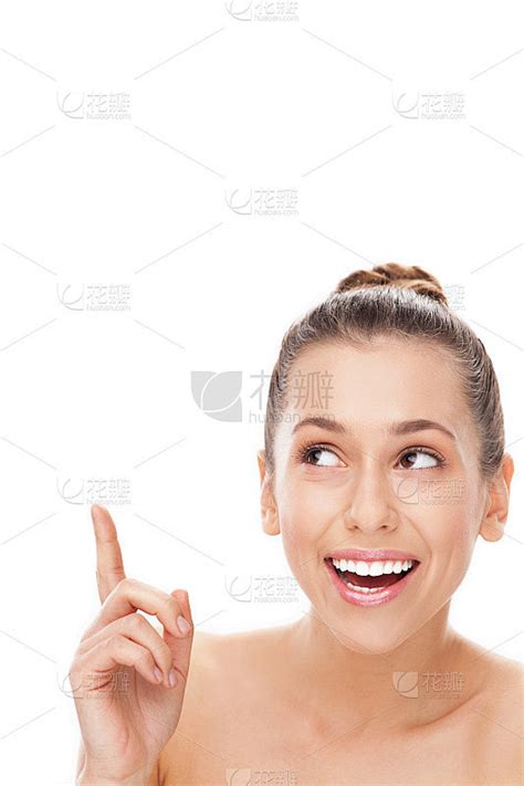 美丽的女人指着天空