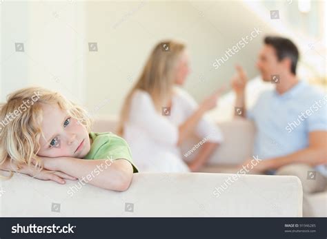 Niño Triste Con Sus Padres Discutiendo Foto De Stock 91946285