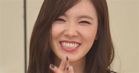 T포토 신보라 플래시 세례에 쑥스러운 미소