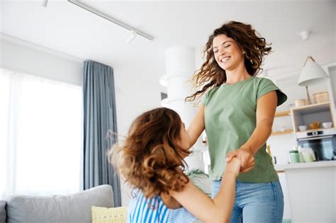 Madre Y Hija Felices En Casa Foto Premium
