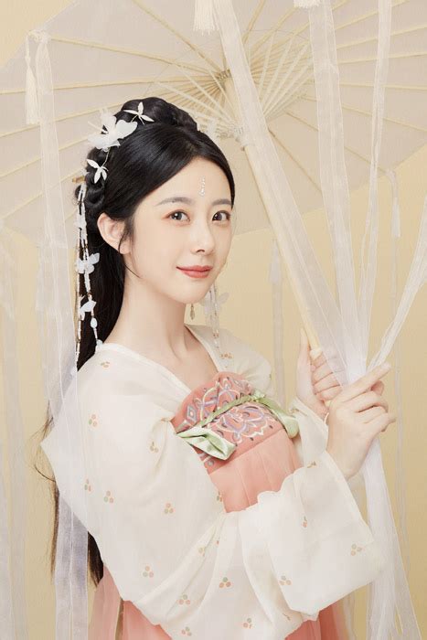 钱思怡襦裙古风唯美写真照明星库 陪你看剧情网