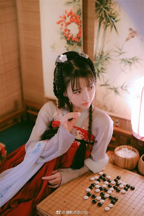 舣兰舟。 十分端是载离愁。 练波送远， 屏山遮断， 此去难留。 相从争奈， 心期久要， 屡更霜秋。 叹人生、杳似萍浮。 又翻成轻别， 都将深恨