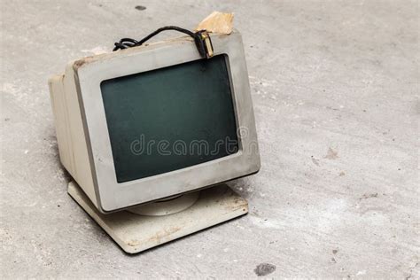 De Oude Monitor Van De Computer Stock Foto Image Of Geïsoleerd