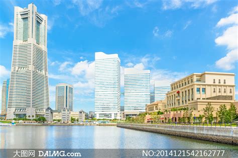 平静的湖水与城市建筑摄影高清图片 大图网图片素材