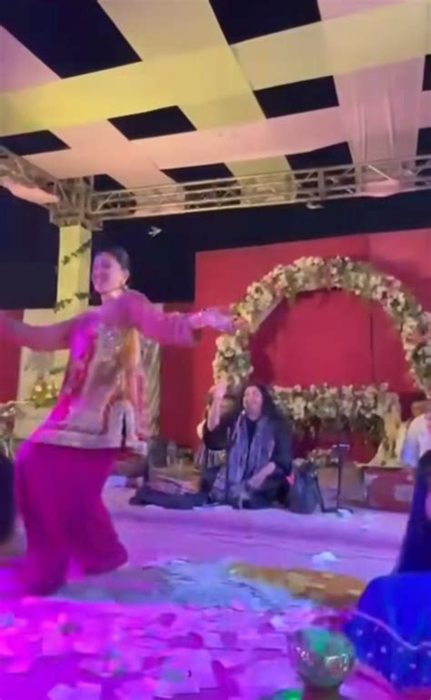 Iffat Omars Dance In A Wedding Goes Viral Reviewitpk