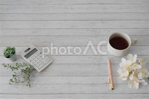 ホットコーヒーと電卓とアジサイ No 3668087｜写真素材なら「写真ac」無料（フリー）ダウンロードok