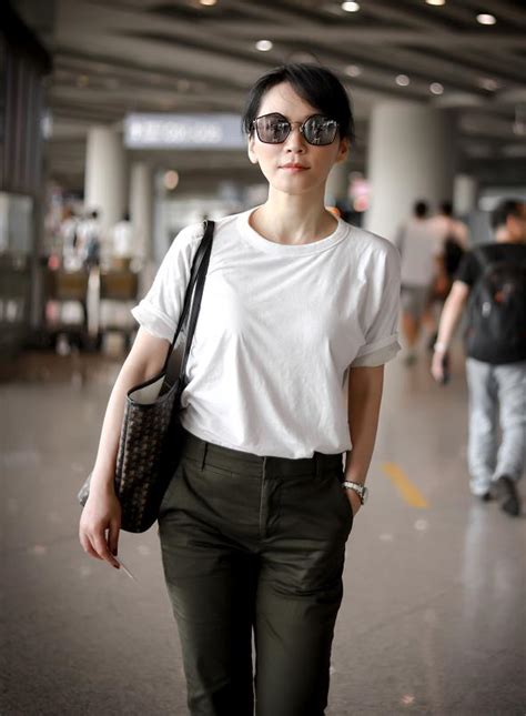 本以为49岁的俞飞鸿还是惊鸿仙子，可当她侧过身时，瞬间暴露缺点气质