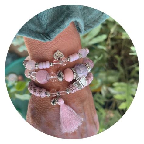 Set Van Drie Roze Armbanden Met Bedels Troostcadeautjes