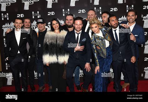 Die Schauspielerin Kathrine Narducci Und Annalynne Mccord Sowie Die Darsteller Besuchen Die New