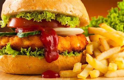 A Tavola Cibi Nutrienti Ma Fuori Solo Patatine Fritte