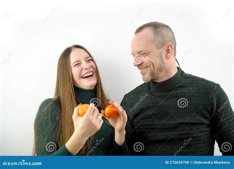 Feliz Pareja De Risas Bes Ndose En Lentos Hablando Y Pelando Mandarinas Esposa Cauc Sica