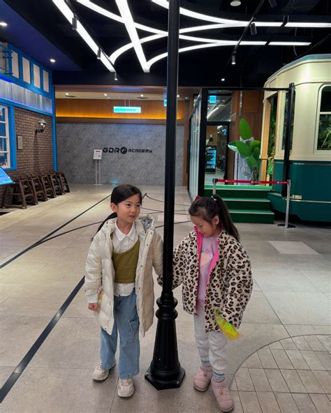 강선후 [윤슬 ♥ 지우] 방학 시작한지 3일째 첫 겨울방학이라 늦잠도 자고 오붓하게 보낼 생각에 내가 더 들떠있었는데 학교에서 만들어온 시간표에 좌절 ㅠ 기상시간이 7