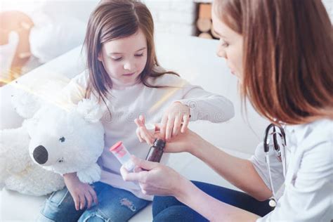 Ergebenes M Dchen Das Tablette Von Der Hand Ihres Doktors Nimmt Stockbild Bild Von Krankheit