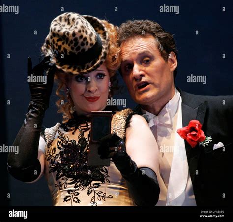 Ursula Pfitzner In Der Rolle Der Lisa Und Thomas Sigwald Als Graf Gustav Von Pottenstein Von