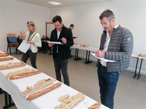 Baguette De Tradition Française Deux Salariés Bordelais Sélectionnés