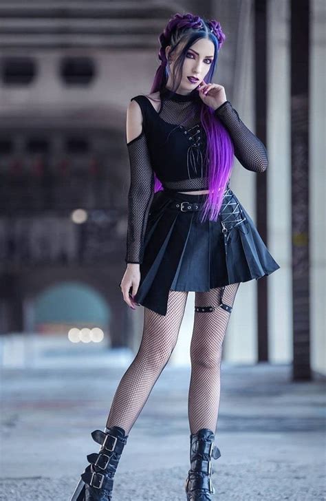 Pin By Laurelle Singer On Looks Goth Women Gothic Outfits Goth