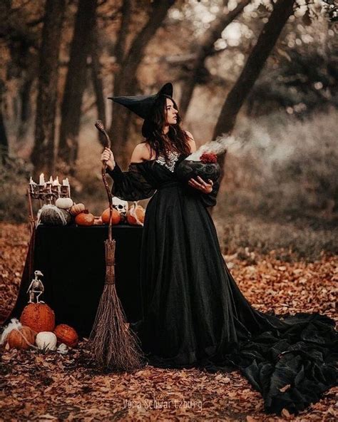 Pin By Kelly Crielaars On Witch Photoshoots Halloween Photoshoot