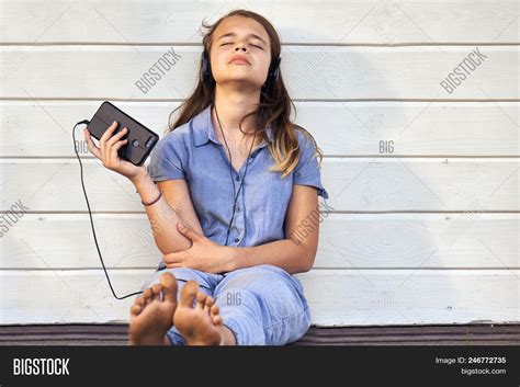 Teen Barefoot Girl Image And Photo Free Trial Bigstock