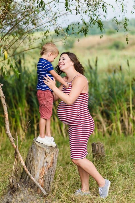 Madre Incinta E Suo Il Figlio Che Giocano Insieme Fotografia Stock