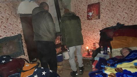 Andrei Munceste Cu Ziua Pentru A Si Ajuta Mama Cãzutã La Pat Cei Doi Trãiesc într O Sãrãcie