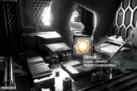 양자 슈퍼 컴퓨터 Cpu 미래 기술와 것 들 개념의 인터넷 손을 잡고 인공 지능 회로 보드 Cpu 프로세서 칩 설정 과학 노란 빛나는 우주 원자 핵 산업에 대한 스톡 사진