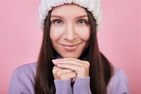 귀여운 소녀 와 어두운 머리 에 흰색 니트 모자 받은 손 아래 턱 겨울에 대한 스톡 사진 및 기타 이미지 겨울 계절 니트