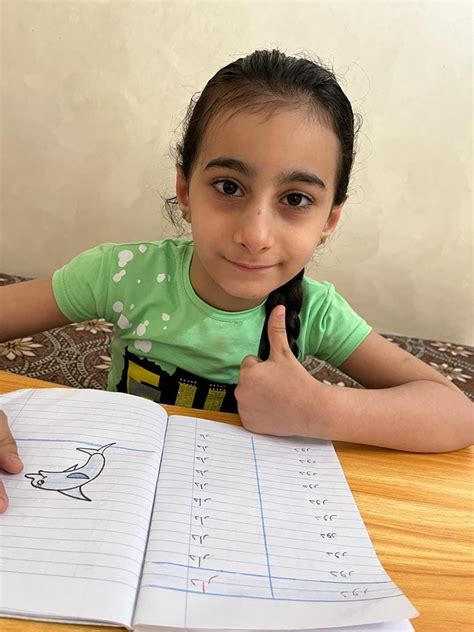 طالبات صف أول يتابعن مدرسة وروضة المستقبل الخاصة