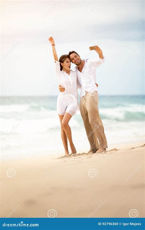 Giovani Coppie Che Fanno Selfie Fotografia Stock Immagine Di