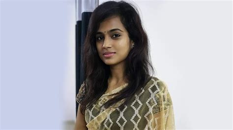 ரம்யா பாண்டியன் Ramya Pandiyan திரைப்படங்கள் வயது பயோடேட்டா புகைப்படங்கள் மூவிஸ் லிஸ்ட்