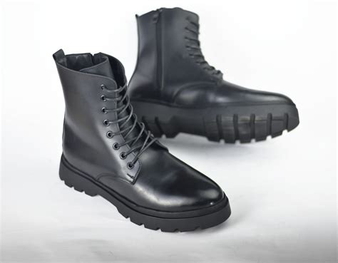 حذاء بوت جلد اسود ونعل رابر Vatarin