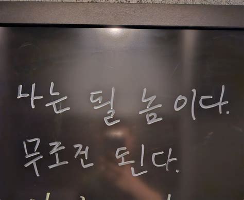 년전 한라산소주 병을 원샷 때리고 바다로 뛰어들어 모든걸 끝내려고 했었다 아무런 연고도 없는 제주에 한 사람을 믿고 서울 생활을 모두 정리하고 내려와 한달만에