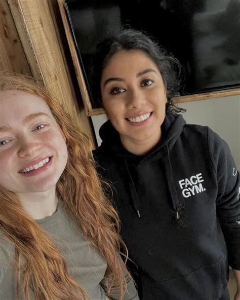 Sadie Esteve Em Uma Face Gym Academia Para Exercitar Os Músculos