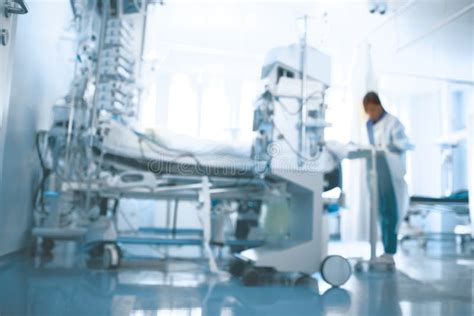 Paciente Inconsciente En Hospital Y Goteo Del Intravenoso Imagen De Archivo Imagen De Persona