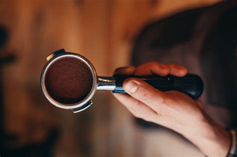 바리스타 갓 간 모닝 커피와 함께 포르타필터 를 들고 있는 바리스타 기계 부분에 대한 스톡 사진 및 기타 이미지 기계 부분