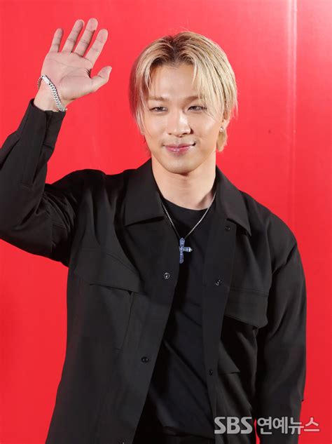 E포토 태양 부드러운 미소와 함께