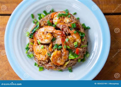 Khao Pad Tom Yum Goong Spicy Arroz Frito Con Gambas Imagen De Archivo